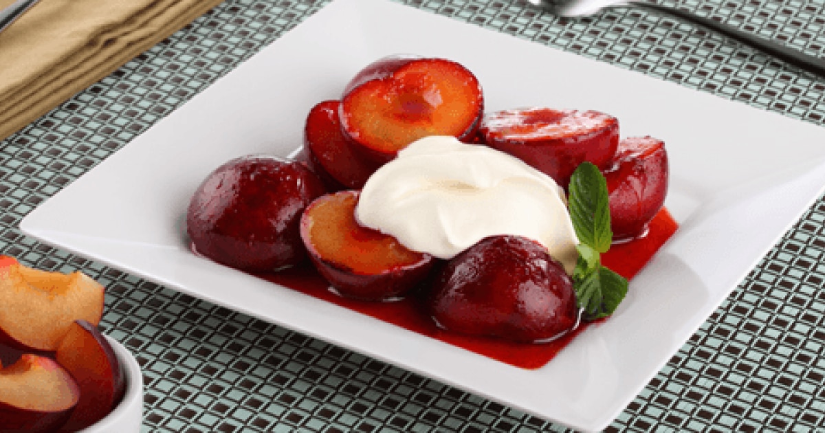 Caramelized Plums with Cream | Official MEDIA CREMA